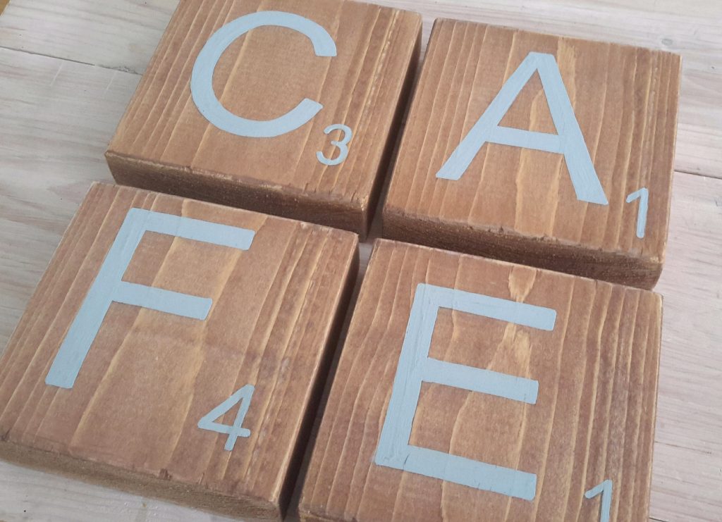 CAFE Scrabble chocolat et bleu clair en 10 x 10 cm